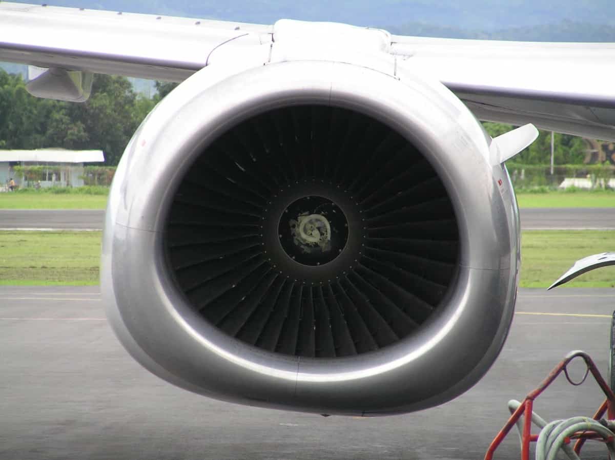Why Are 737 Engines Flat on the Bottom? - airplaneacademy.com